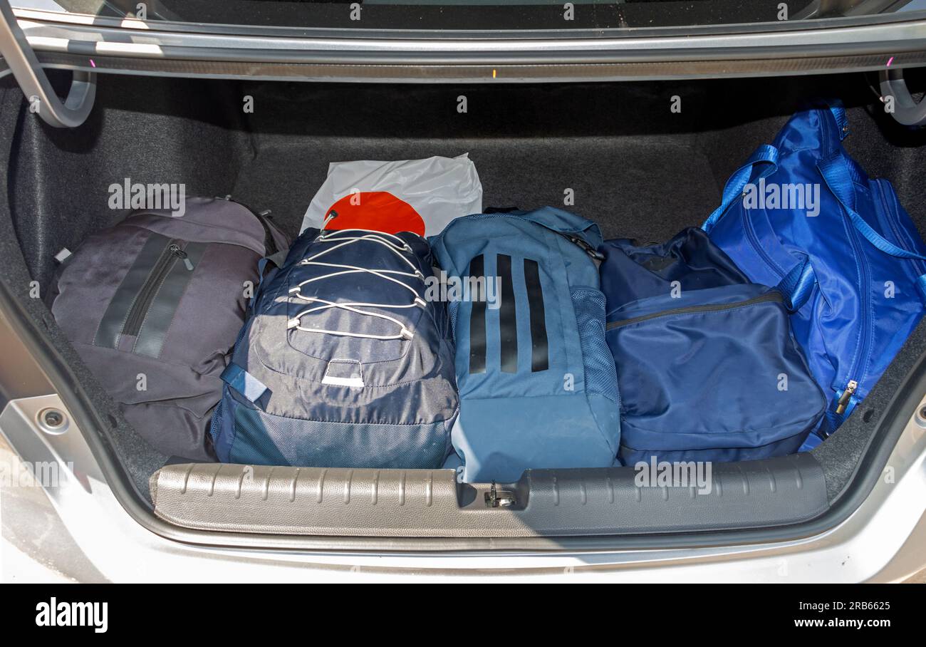 Kofferraum laden -Fotos und -Bildmaterial in hoher Auflösung – Alamy