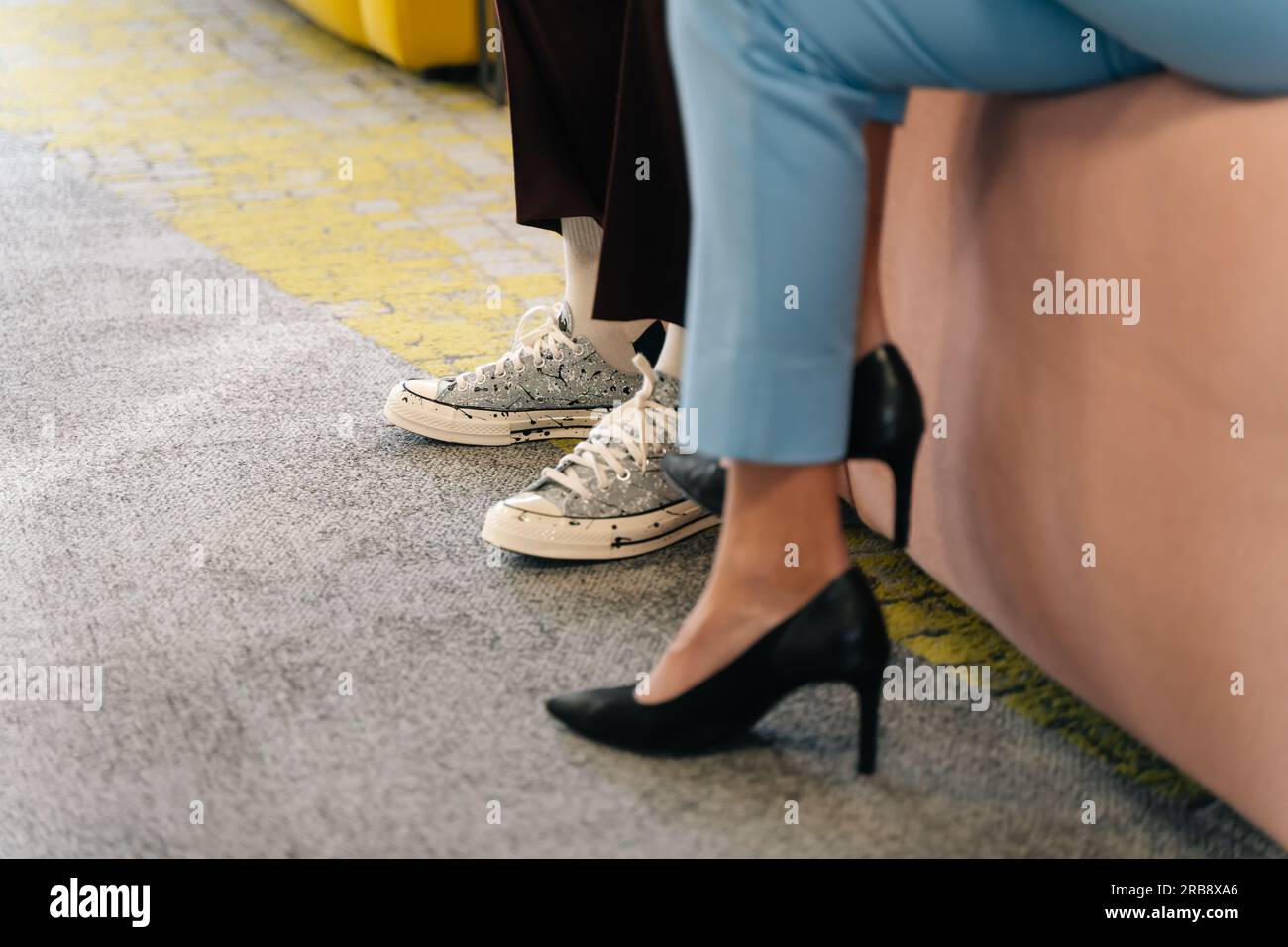 Burgundy hosen -Fotos und -Bildmaterial in hoher Auflösung – Alamy