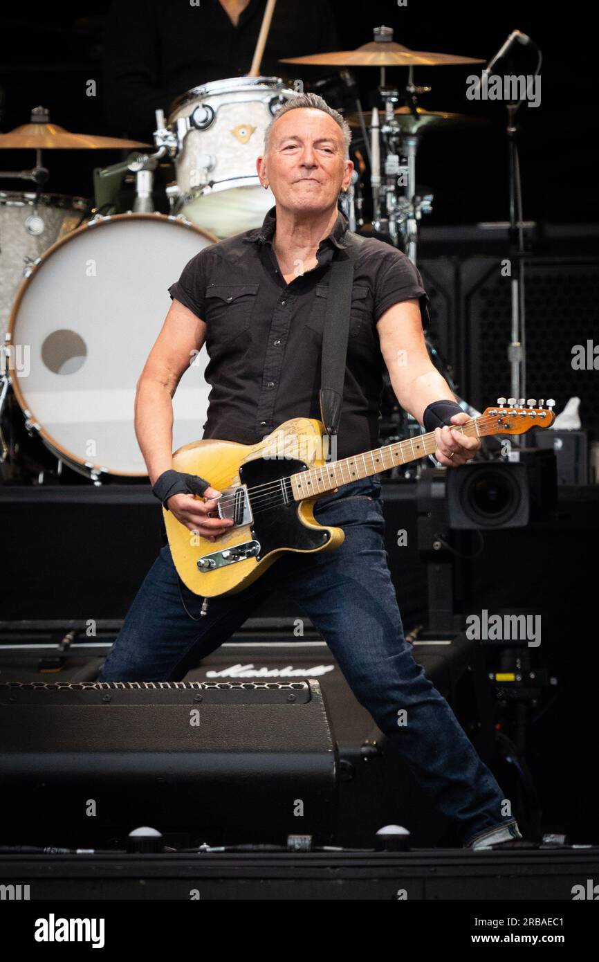 Bruce Springsteen und die E Street Band treten auf der Bühne im BST ...