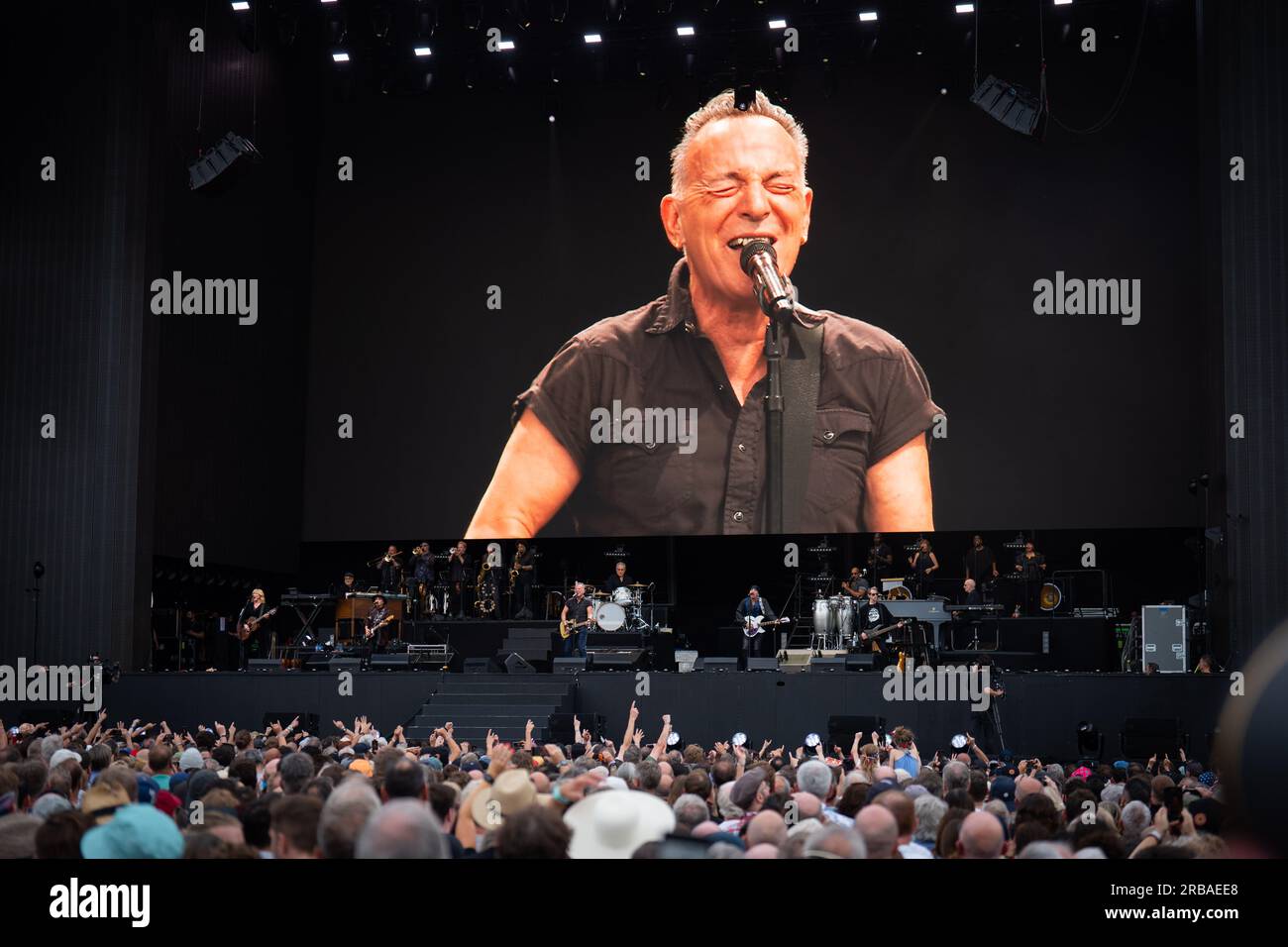 Bruce Springsteen und die E Street Band treten auf der Bühne im BST ...