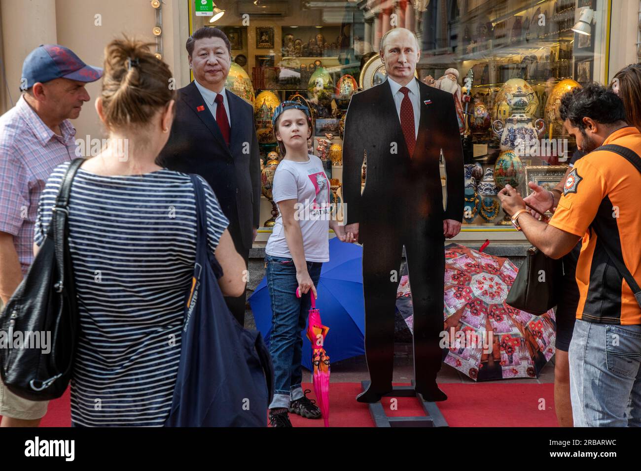 Moskau, Russland. 7. Juli 2023. Die Menschen werden auf den ...