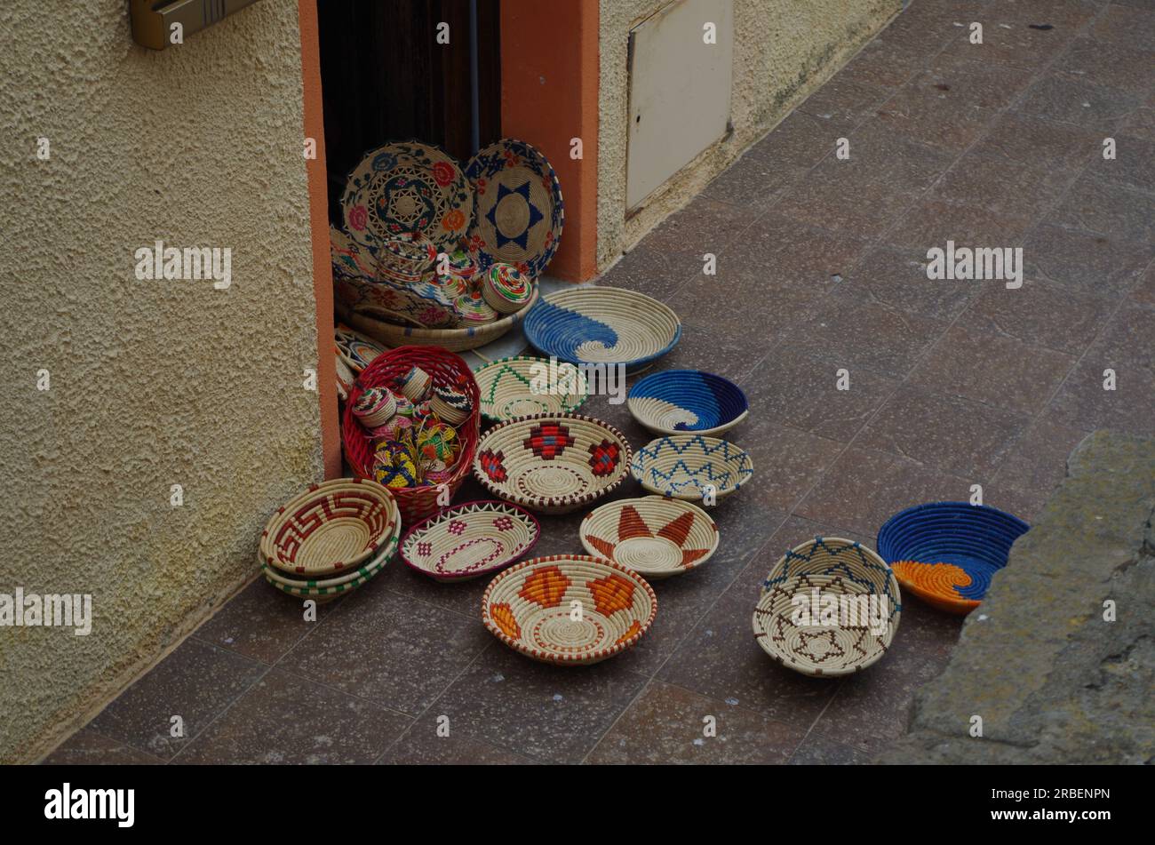 Bunte körbe -Fotos und -Bildmaterial in hoher Auflösung – Alamy