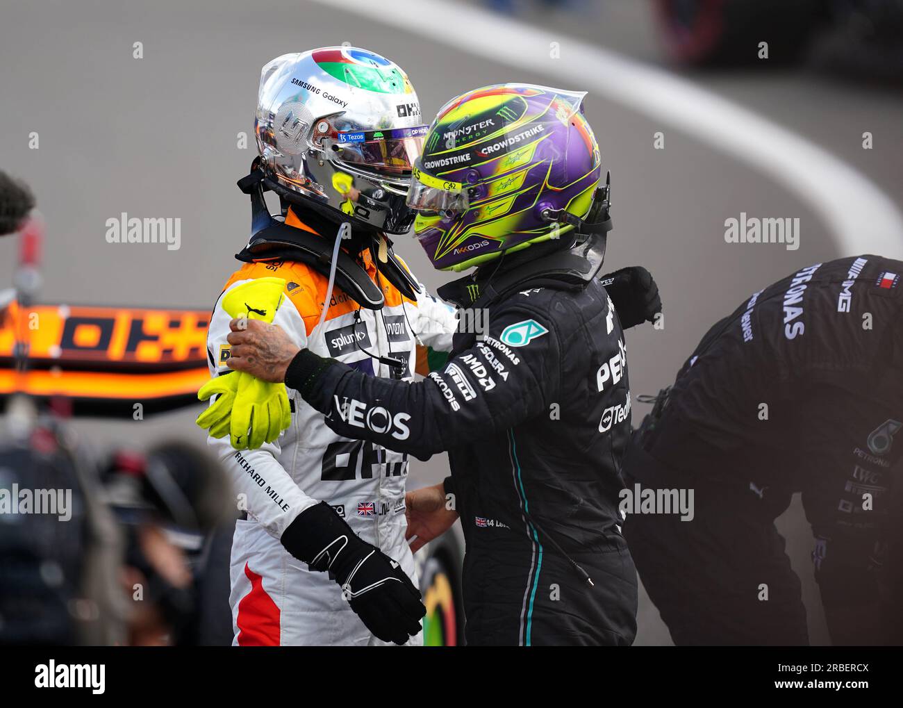 McLaren's Lando Norris (links), der die zweite Feier mit Mercedes ...