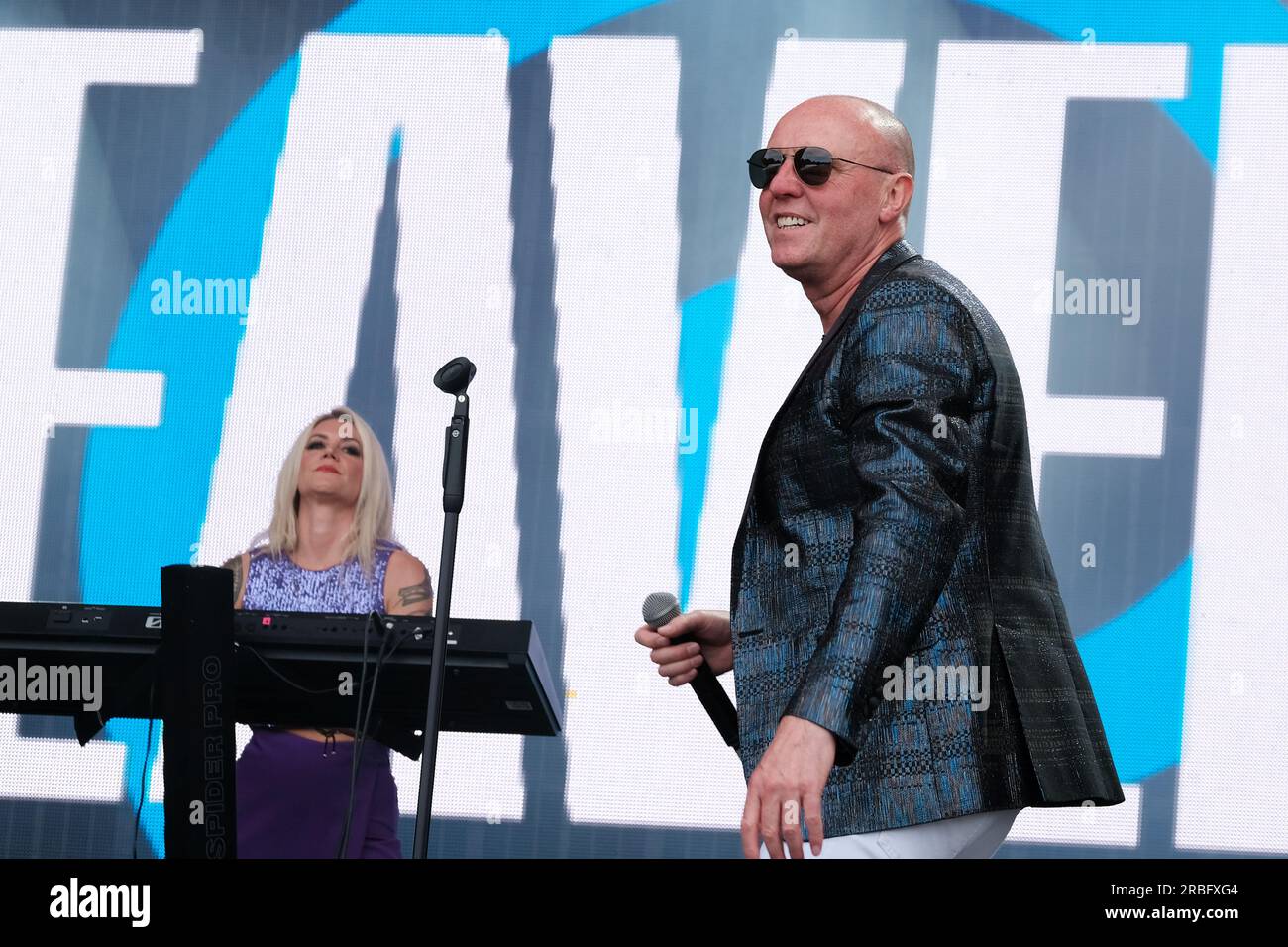 Keyboard-Spieler Berenice Scott und männlicher Sänger Glenn Gregory mit ...