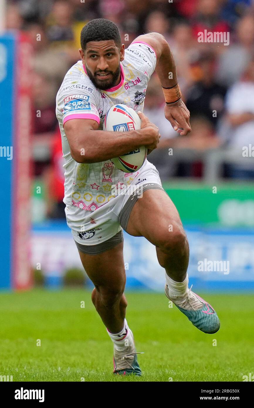 Nene Macdonald #4 von Leeds Rhinos läuft mit dem Ball während des ...