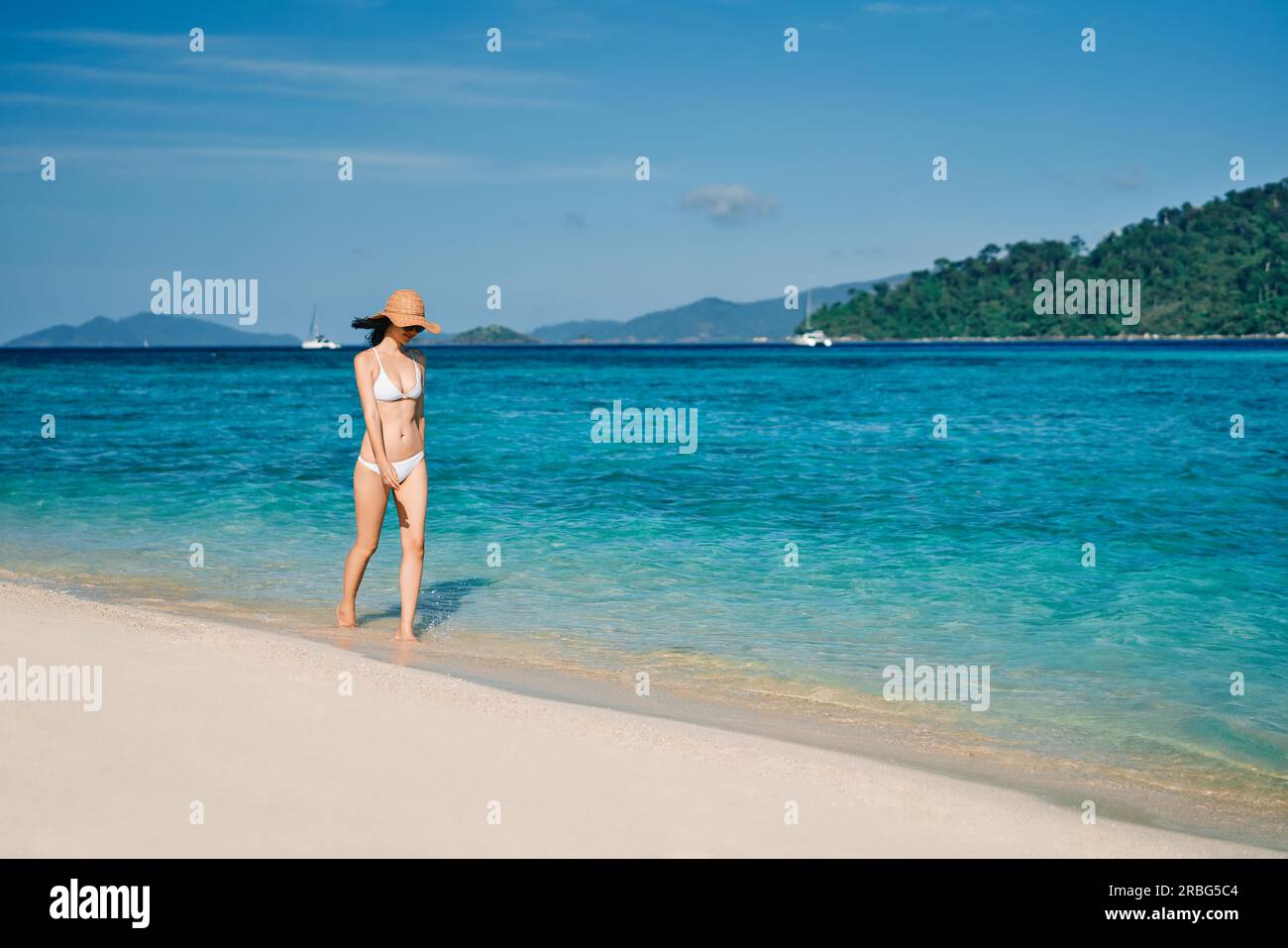 Schöne asiatische frau bikini -Fotos und -Bildmaterial in hoher Auflösung – Alamy