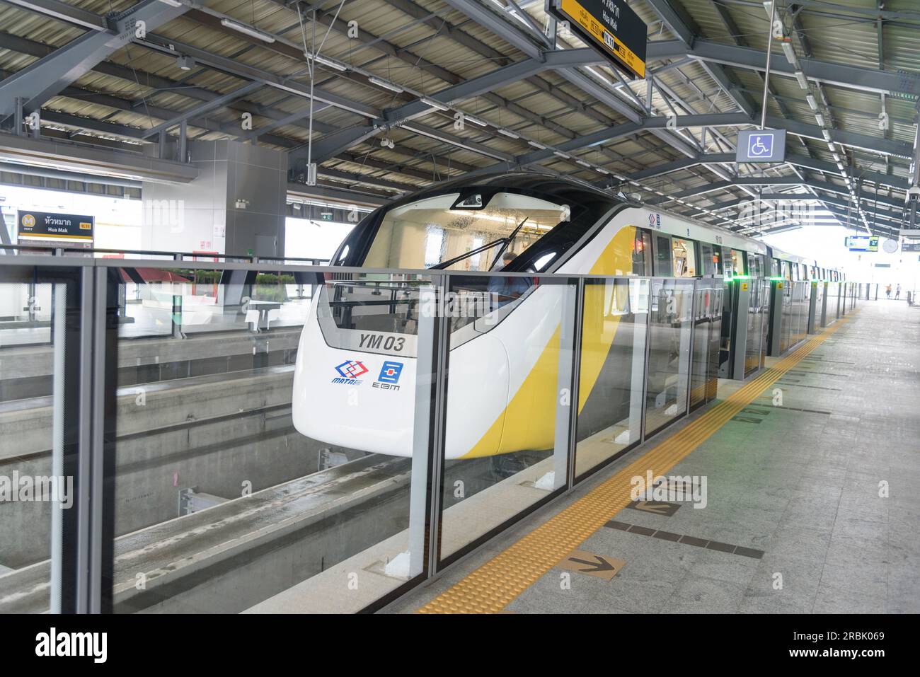 Bangkok, Thailand - 6June, 2023: Thailändische elektrische Einschienenbahn, gelbe Linie in ...