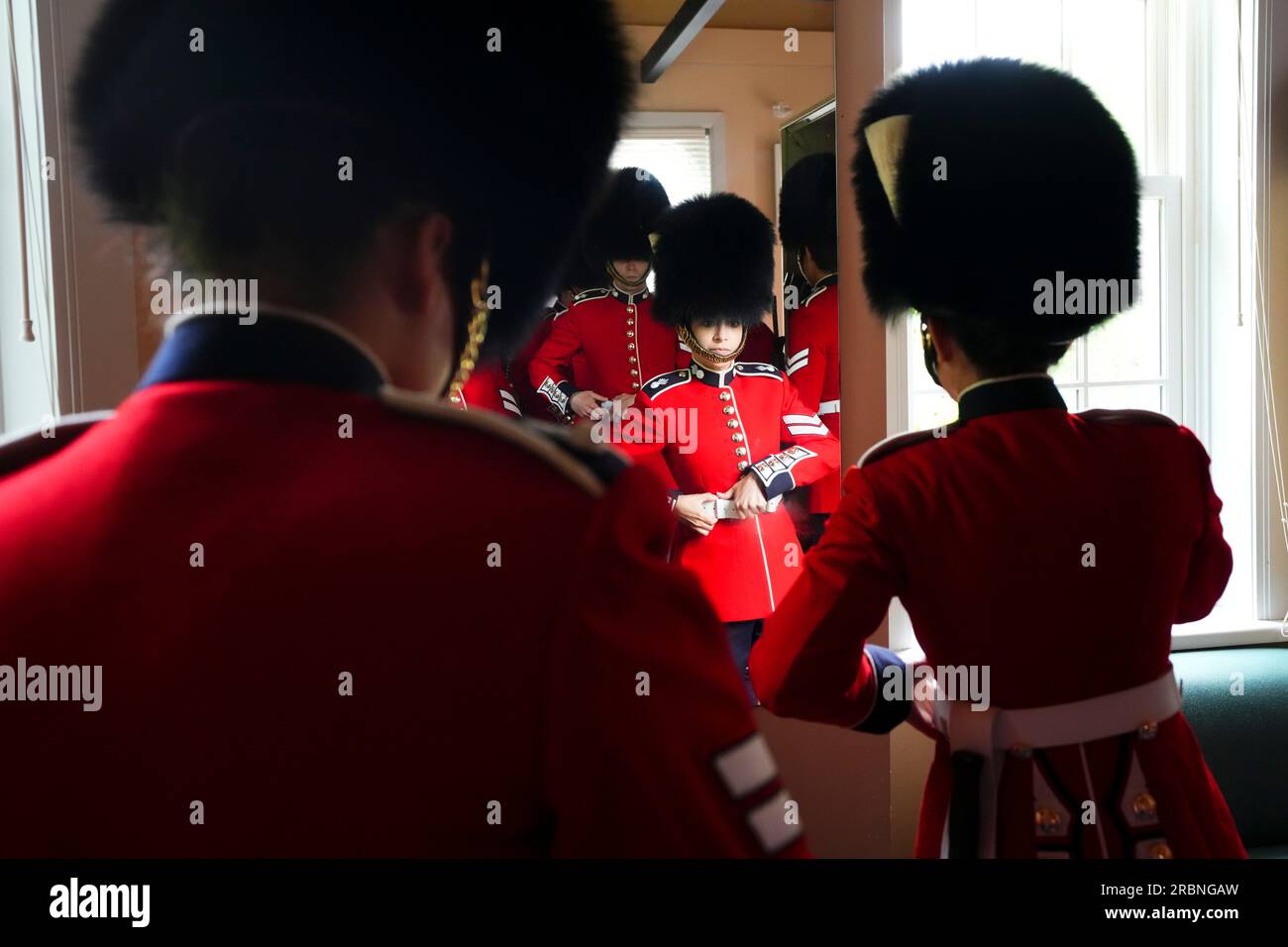 CPL. Bitton vom Regiment der kanadischen Grenadiergarde (CGG) bereitet sich auf die Wachposten ...