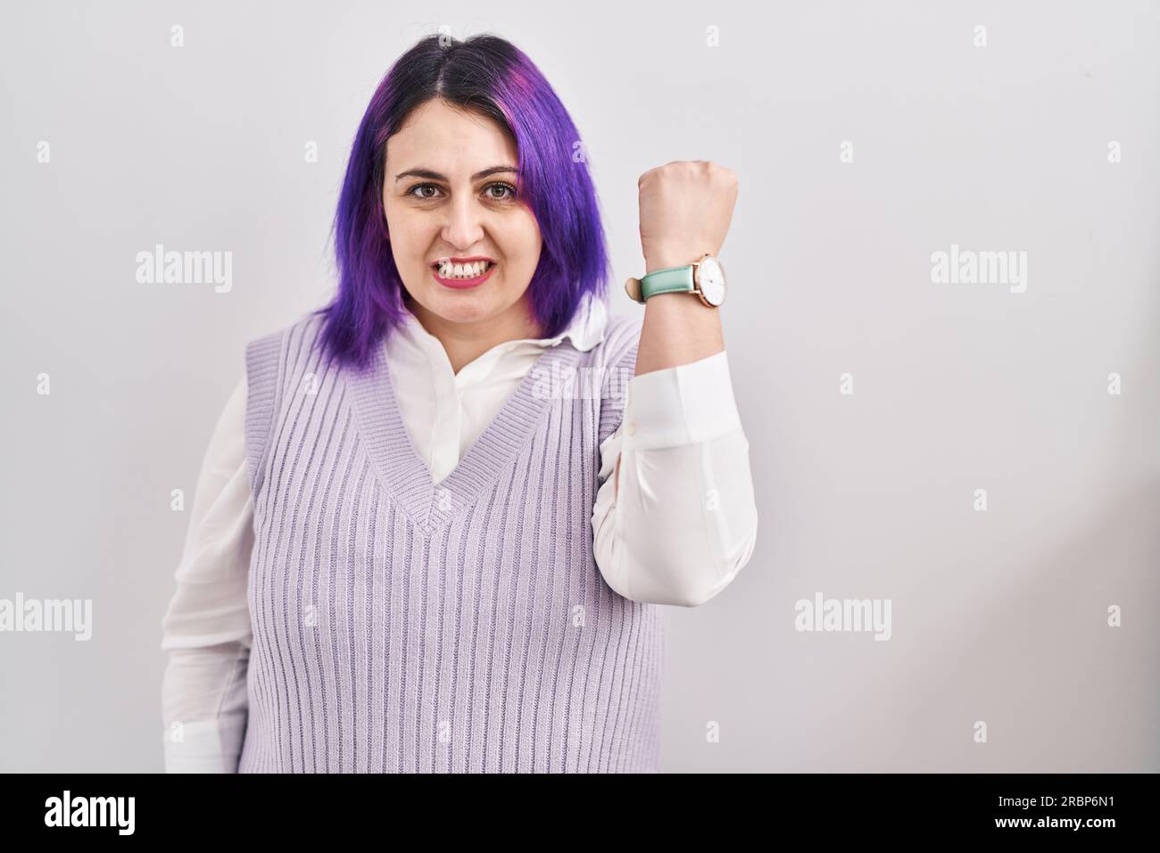 Große Frau mit lila Haaren, die über weißem Hintergrund steht, wütend ...