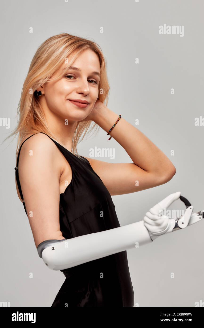 Studioporträt eines hübschen, jungen blonden Mädchens mit Behinderung ...