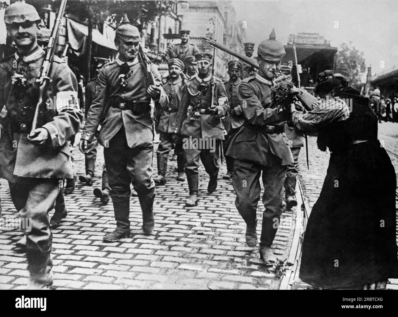 Berlin, Deutschland: ca. 1917 Eine Frau verleiht einem Mitglied der ...