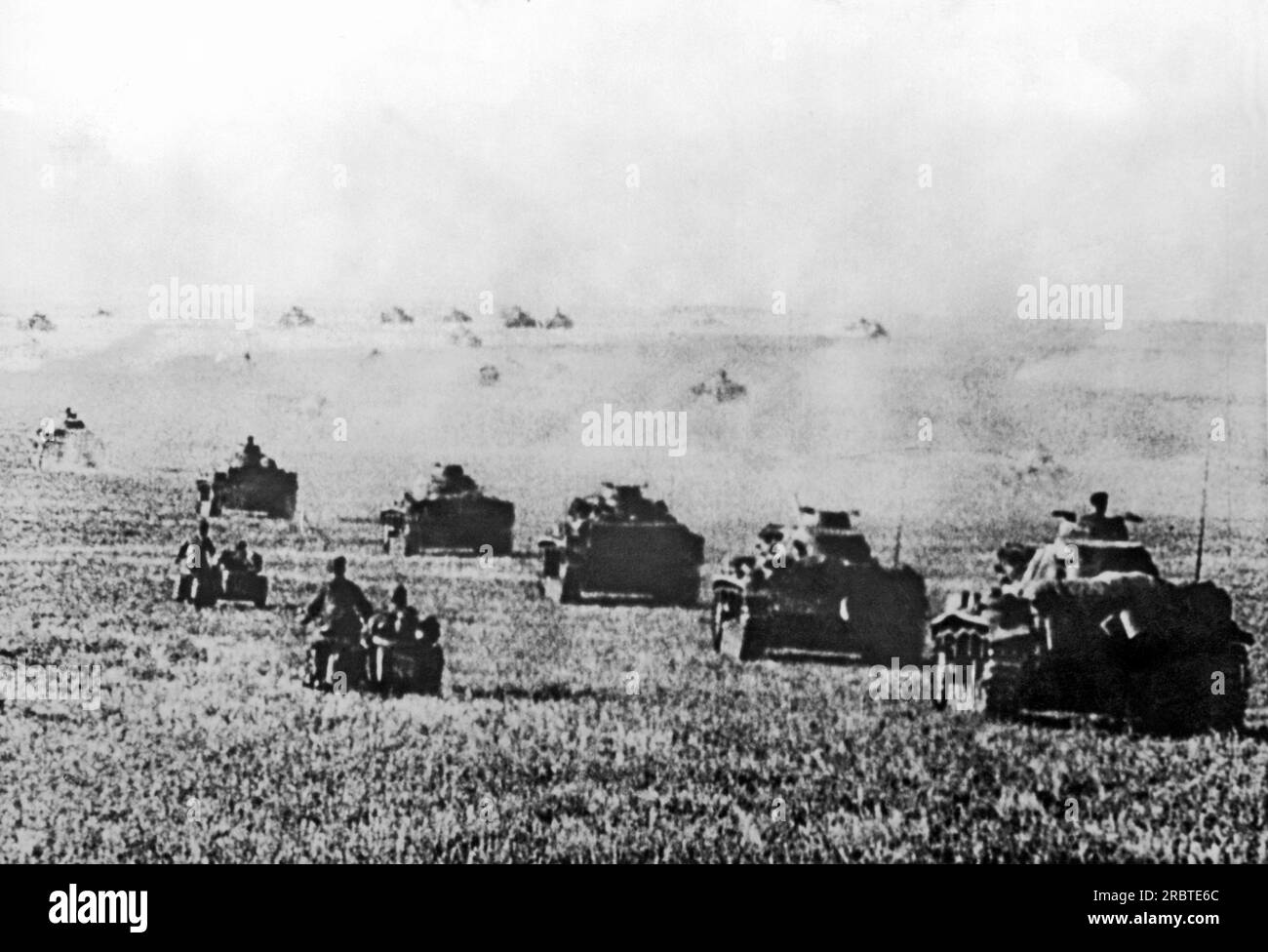 Stalingrad, Russland: 1942. Säulen von Nazi-Panzern ziehen über die ...