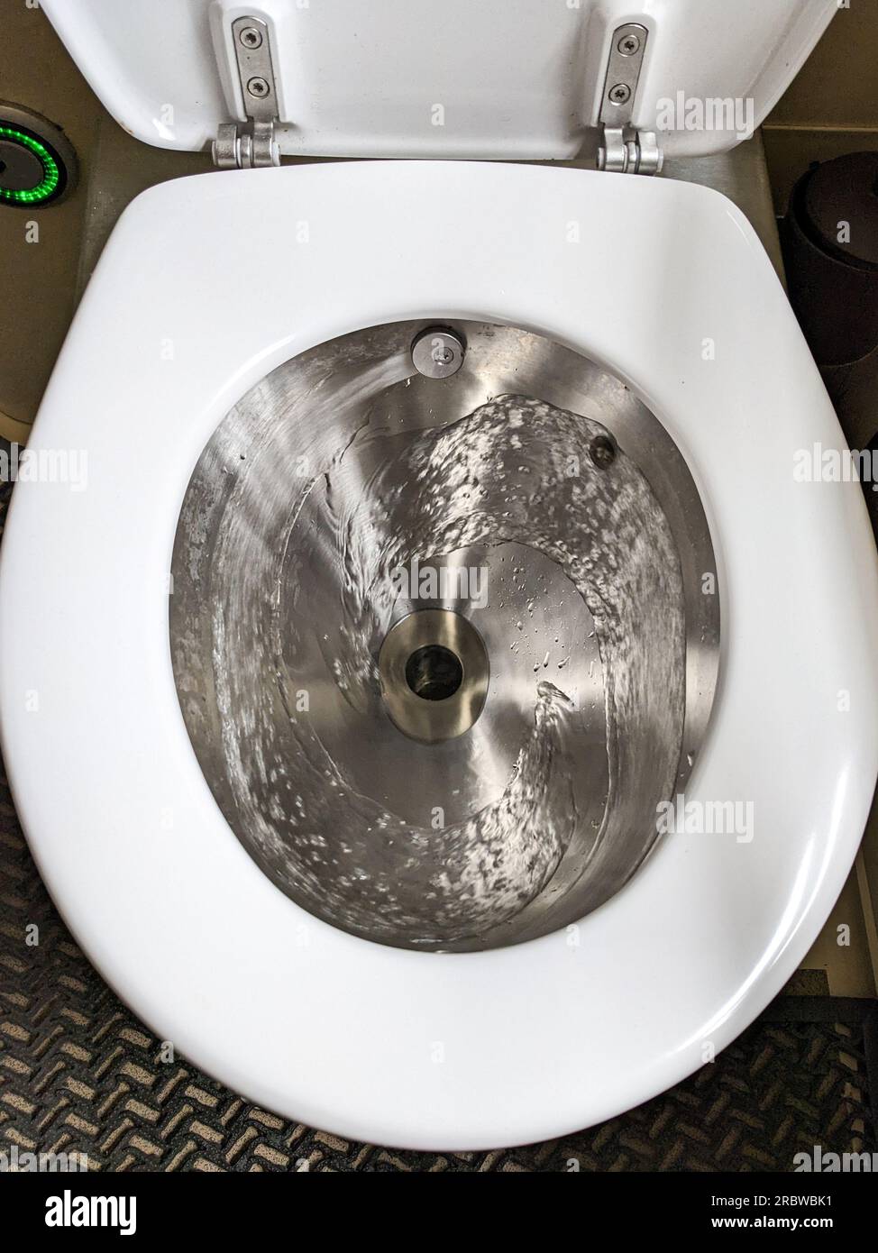 Die Toilette ist im Waggon, das Wasser wird gespült Stockfotografie - Alamy