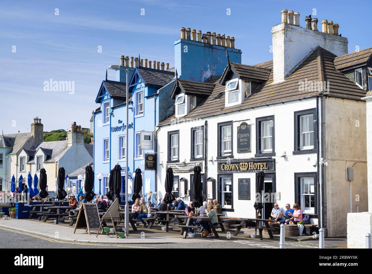 Portpatrick mit dem Crown Hotel und dem Waterfront Hotel an der ...