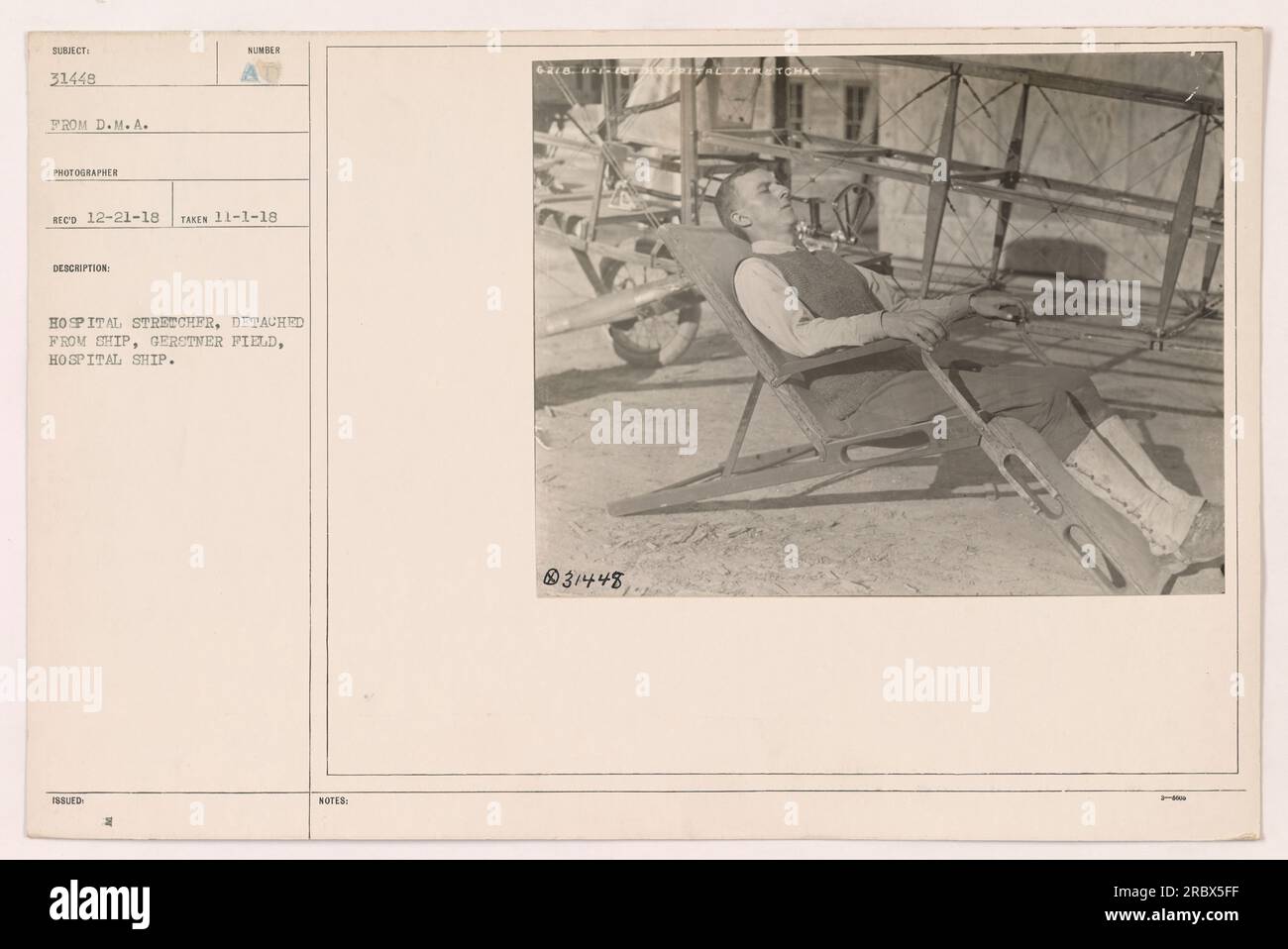 Soldaten entladen im Ersten Weltkrieg eine Krankentrage von einem ...