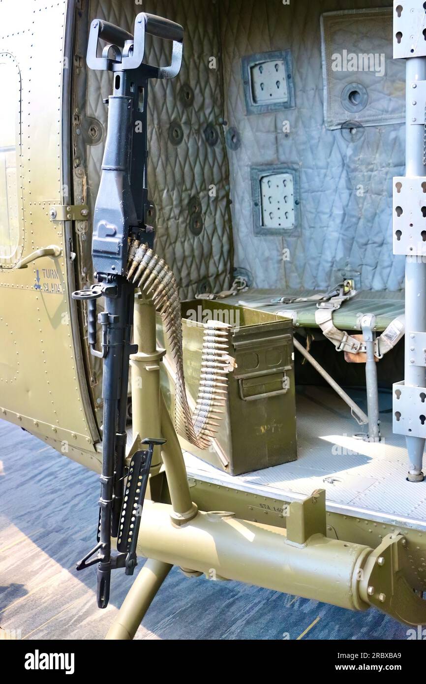 M60D 7,62mm Flexible Machine Gun auf einem Bell UH-1H Iroquois Huey Hubschrauber das Museum of ...