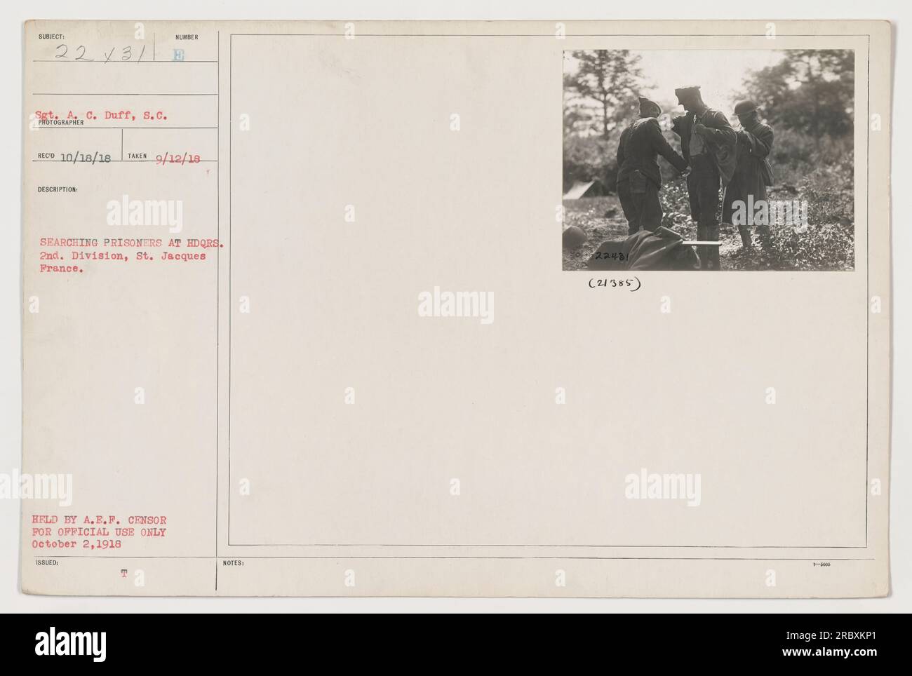 Sergeant A. C. Duff vom Signalkorps wird gesehen, wie er Gefangene im ...