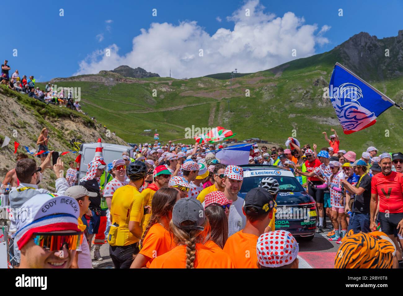 Col du Tourmalet, Frankreich - Juli 06 2023: Radsportfans warten auf ...