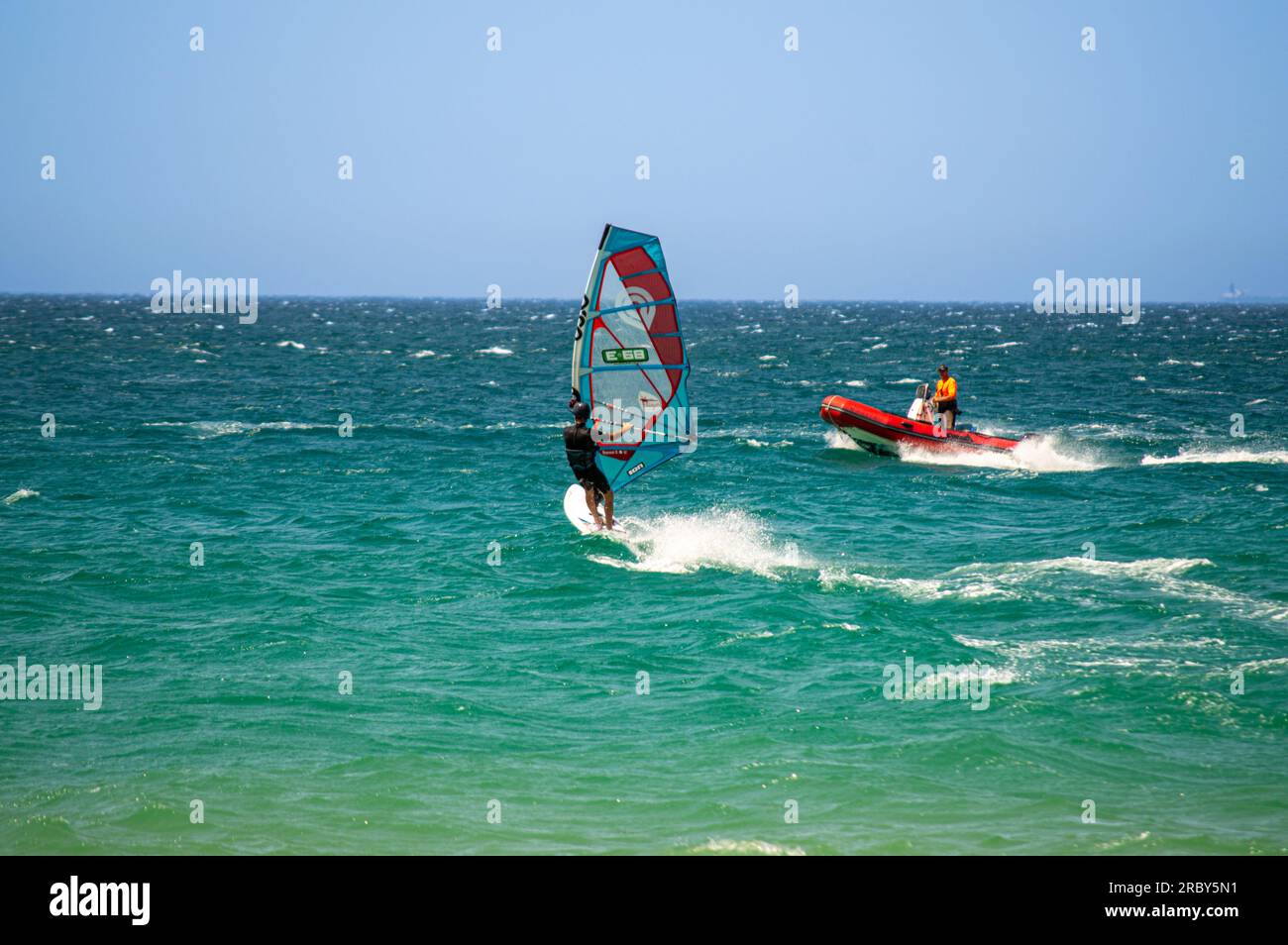 TARIFA, SPANIEN - 17. JUNI 2023: Kitesurfen am Valdevaqueros Beach ...