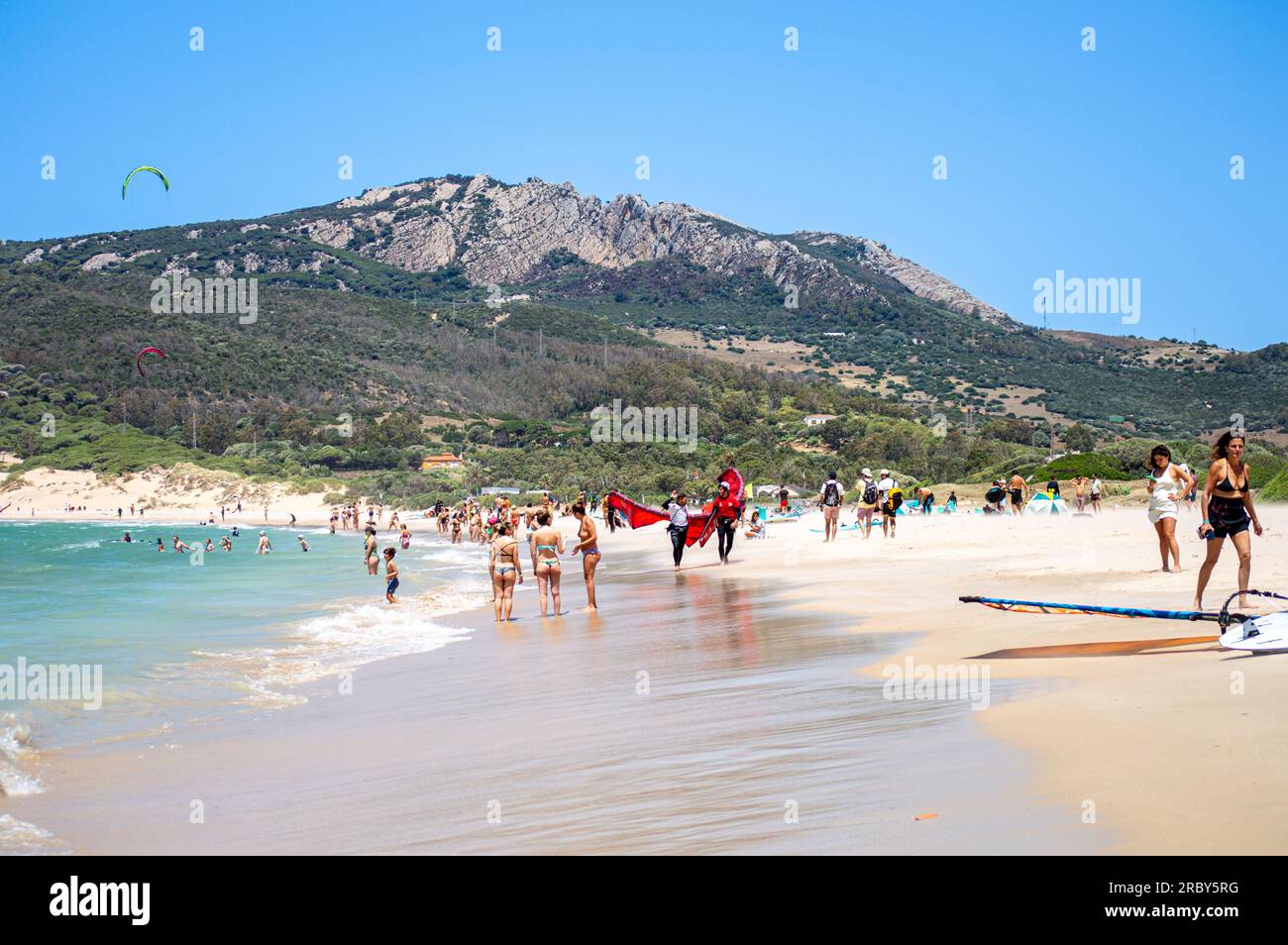 TARIFA, SPANIEN - 17. JUNI 2023: Kitesurfen am Valdevaqueros Beach ...