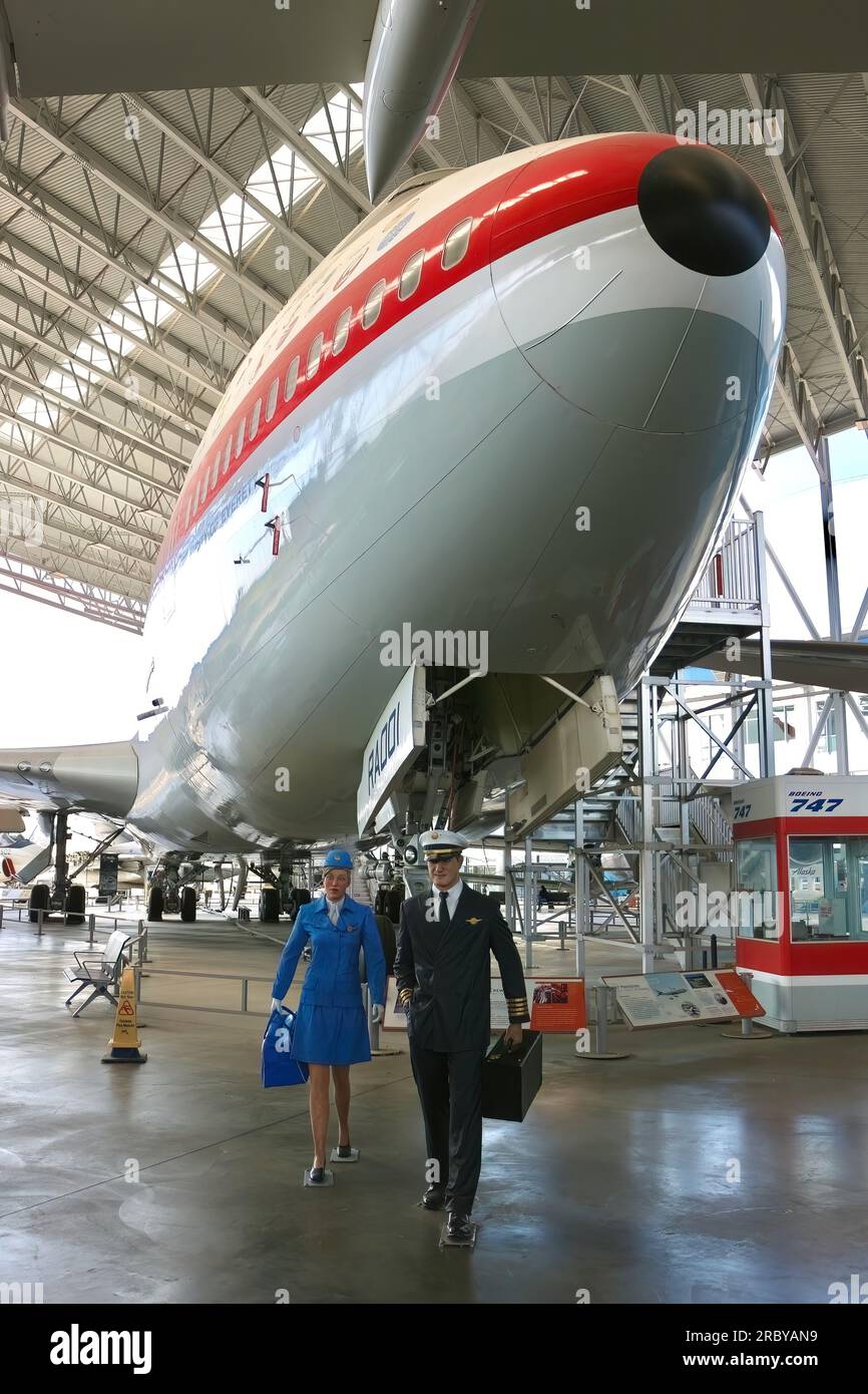 Skulpturen eines Piloten und einer Stewardess vor dem ersten Jumbo Jet ...