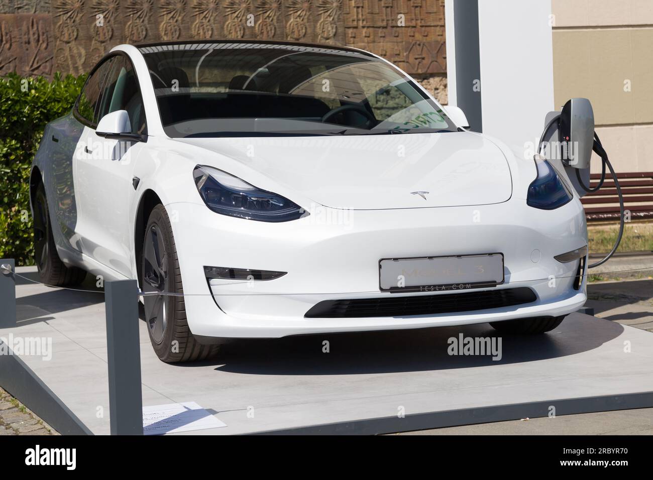 Batterieelektrische limousine -Fotos und -Bildmaterial in hoher ...