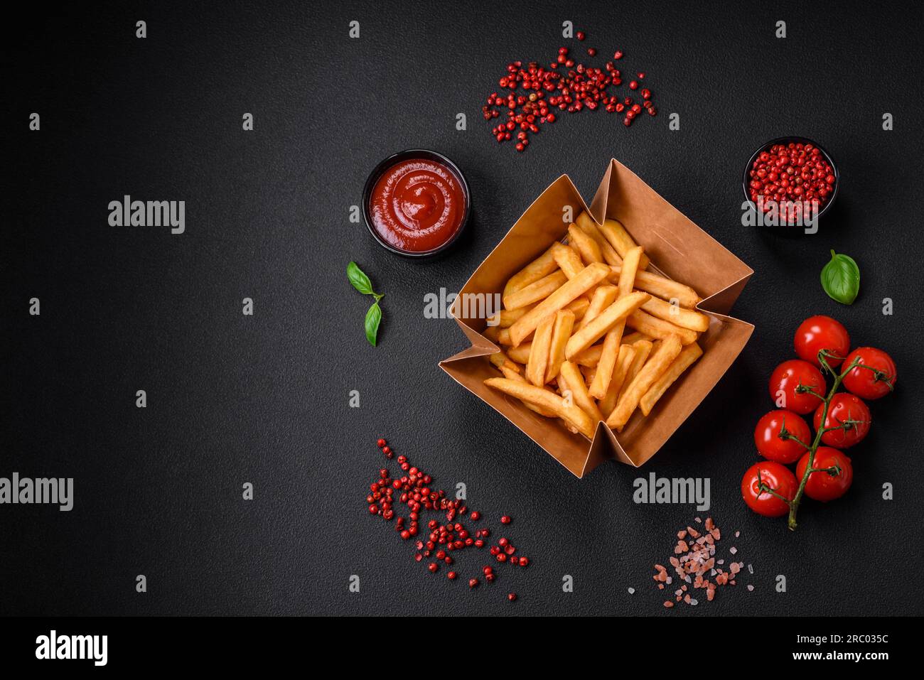 Köstliche knusprige pommes frites mit Salz und Gewürzen in einer ...