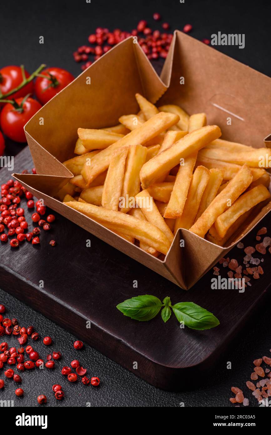 Köstliche knusprige pommes frites mit Salz und Gewürzen in einer ...