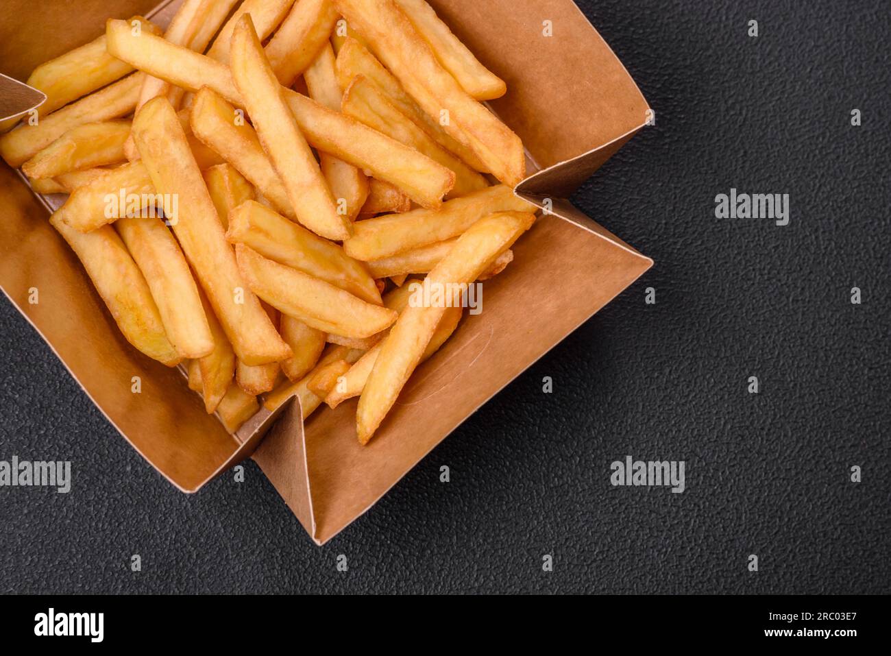 Köstliche knusprige pommes frites mit Salz und Gewürzen in einer ...