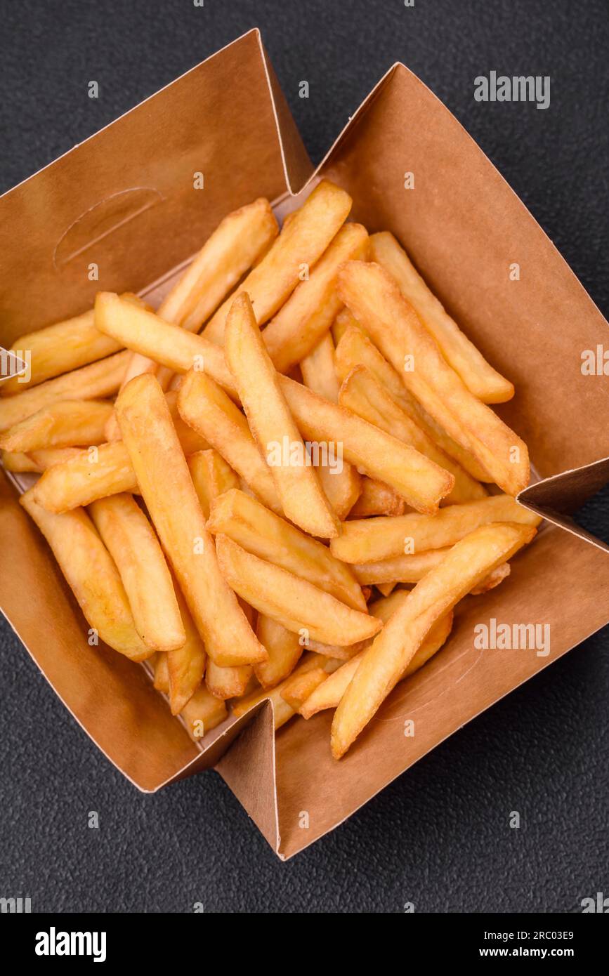Köstliche knusprige pommes frites mit Salz und Gewürzen in einer ...