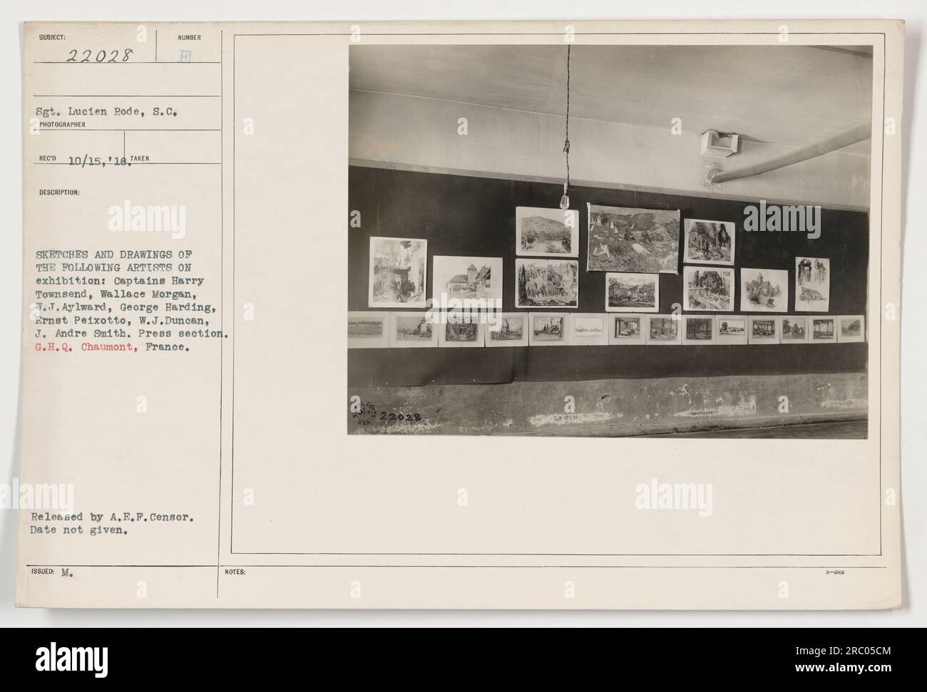 Sgt. Lucien Rode, S.C., auf dem Foto zu sehen, steht neben einer Wand ...