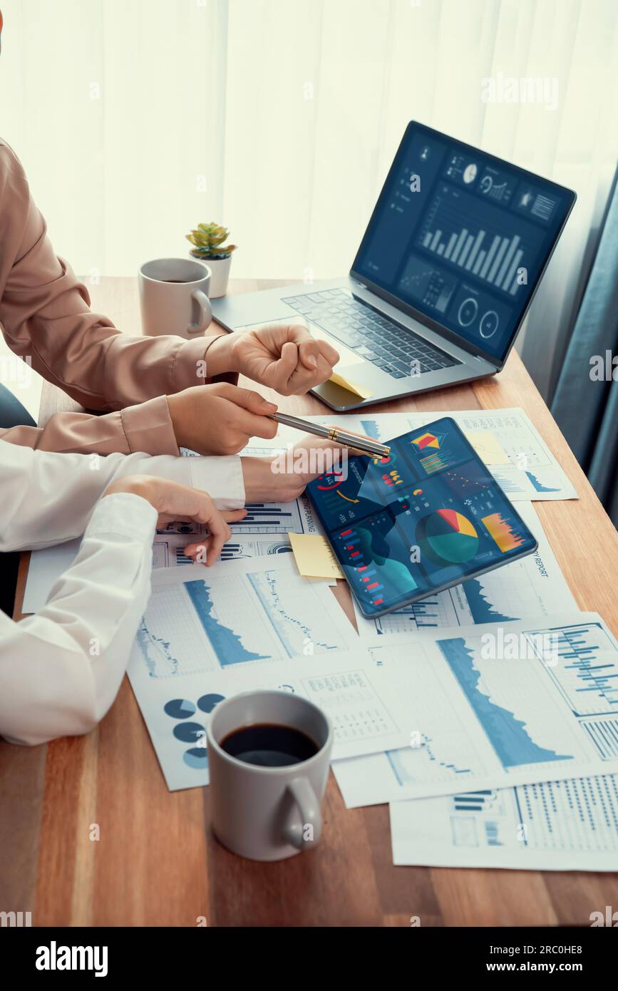 Der Kollege aus dem Analyst-Team bespricht Finanzdaten auf dem ... Der Kollege aus dem Analyst-Team bespricht Finanzdaten auf dem ...