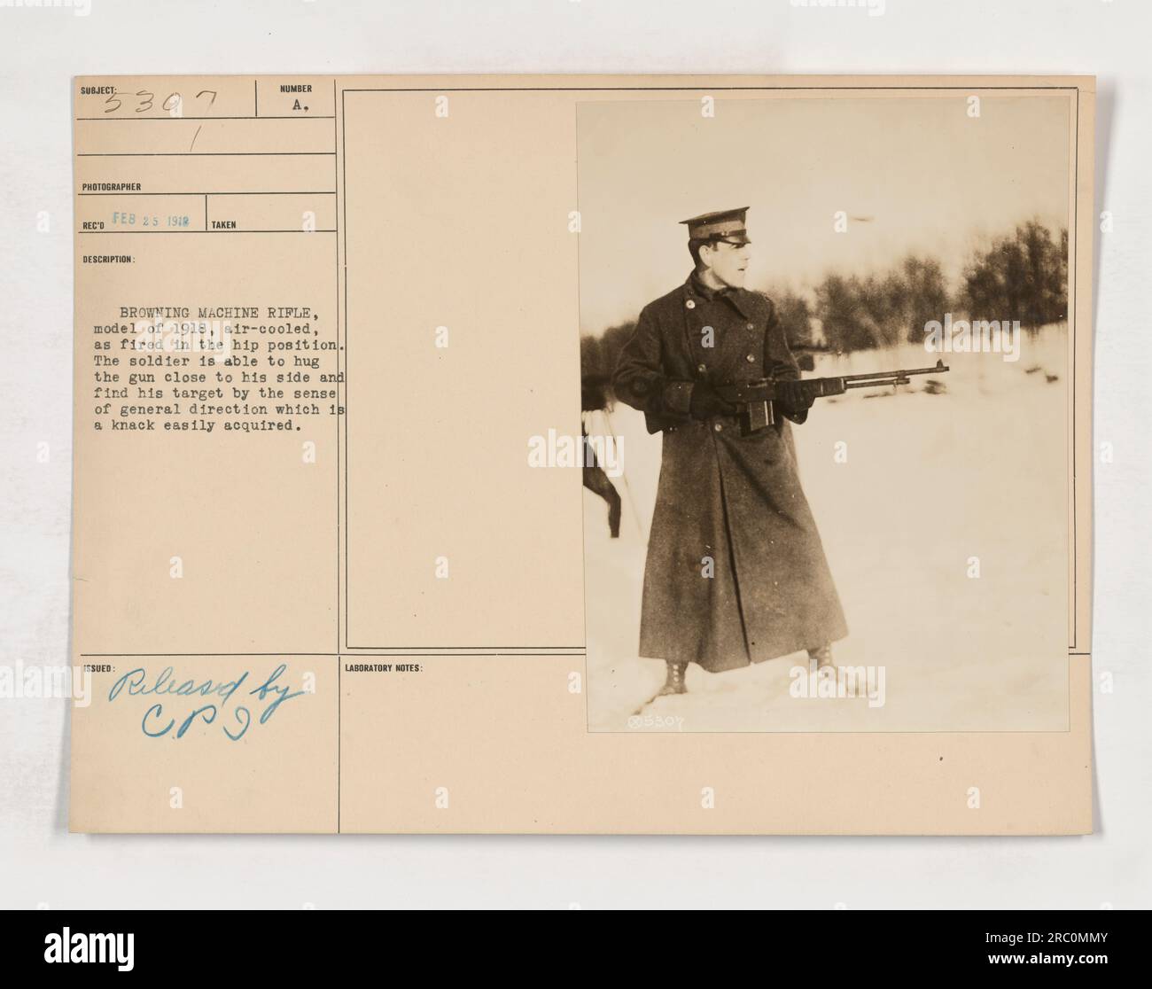 Soldat, der ein Browning Machine Rifle, Modell von 1918, in der Hüfte ...
