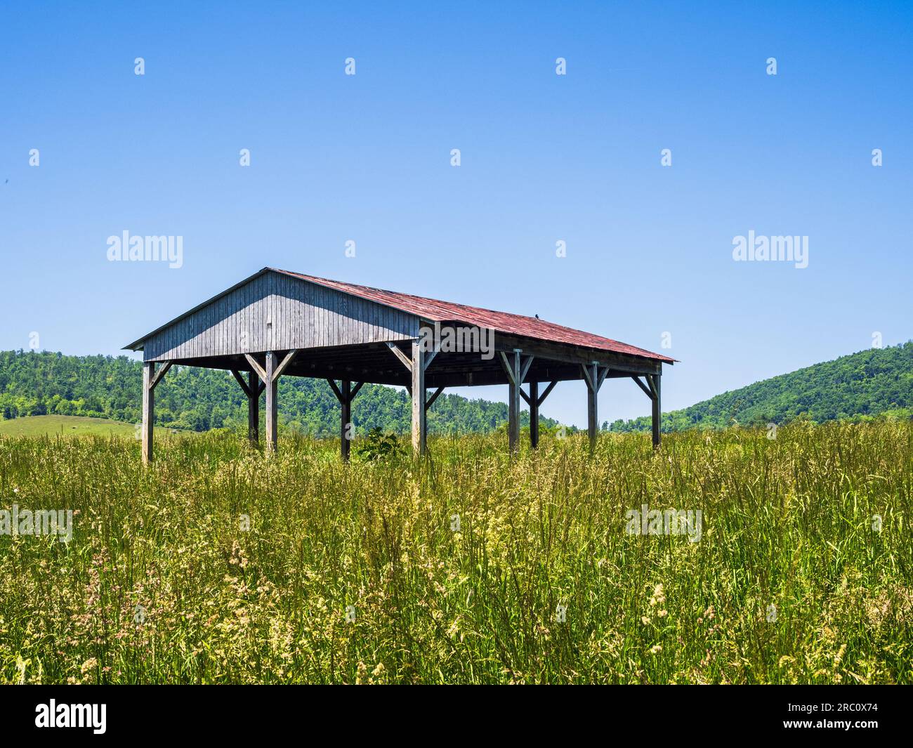 Scheune ohne dach -Fotos und -Bildmaterial in hoher Auflösung – Alamy