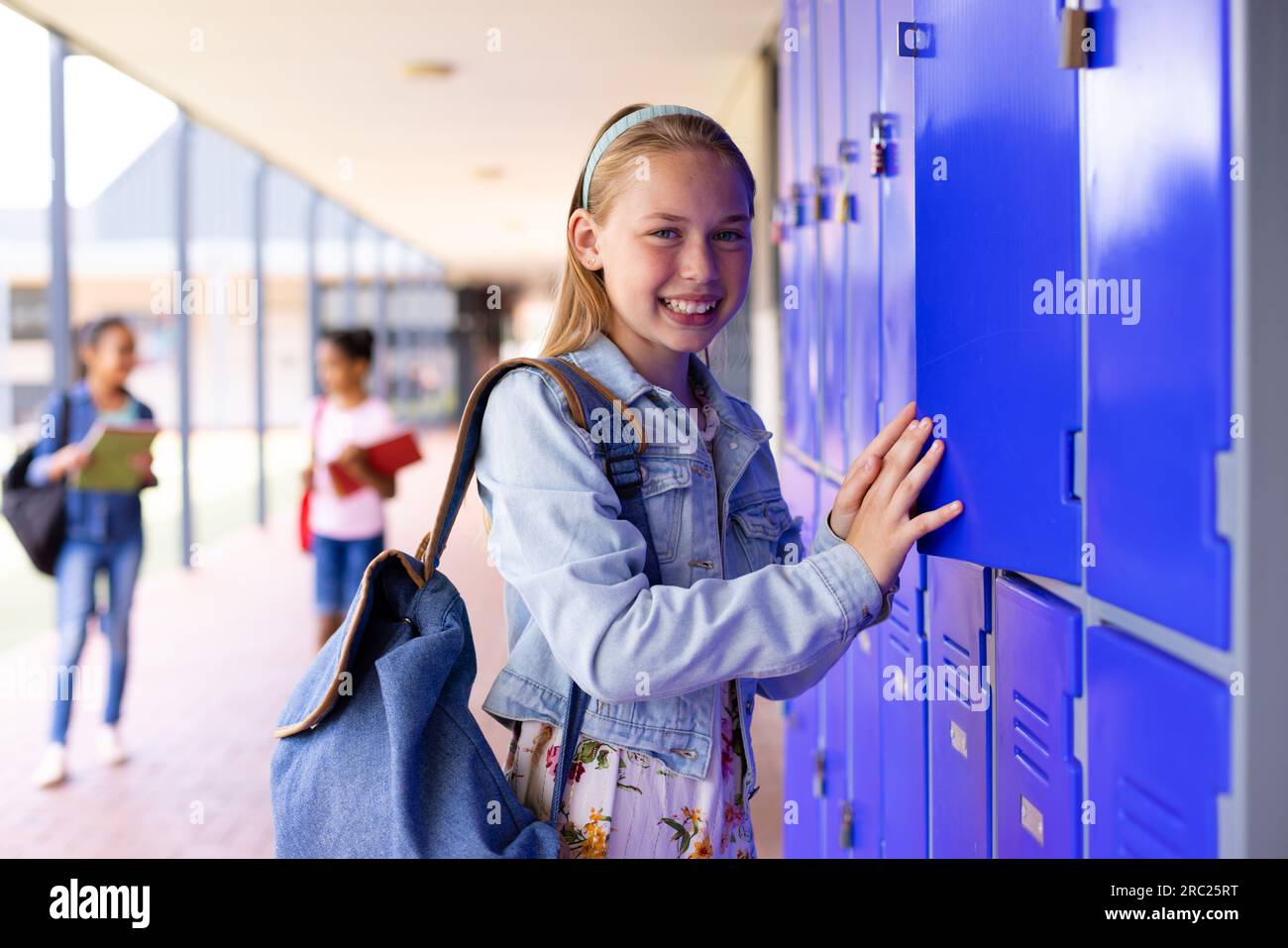 Portrait Eines Glücklichen Weißen Schulmädchens Das Neben