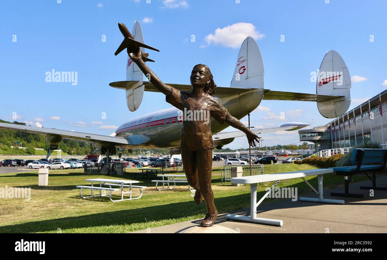 Bronzestatue eines Kindes mit einem Boeing 747 Jumbo Jet auf der ...