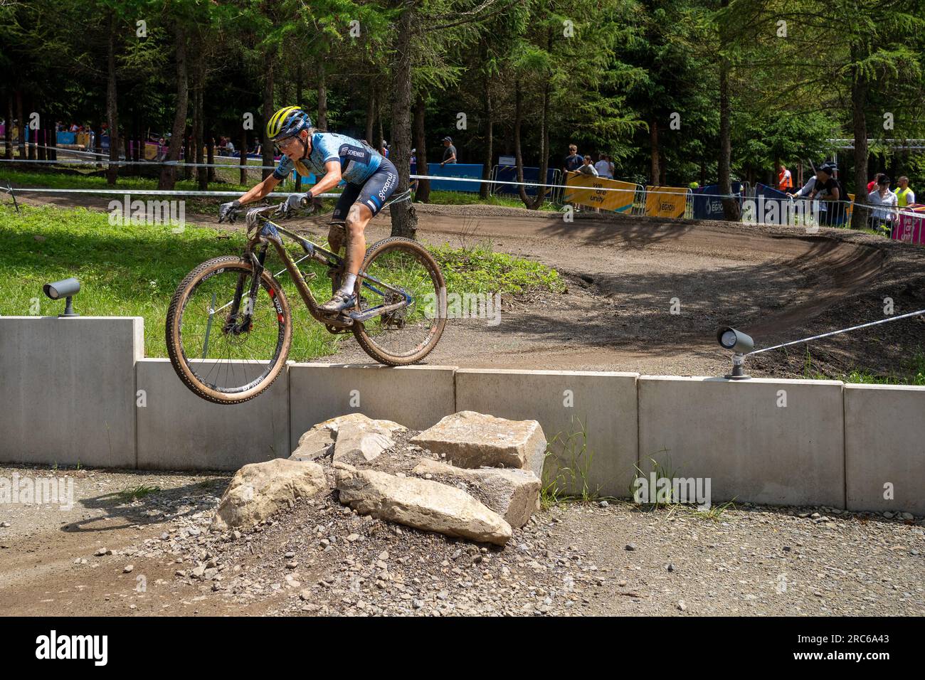 Janika Loiv springt nach einem schnellen Wendevorgang über Felsen ...