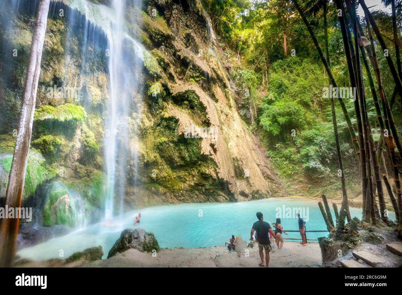 Zugang über eine sehr steile Straße, schöner, hoher Wasserfall, in den ...