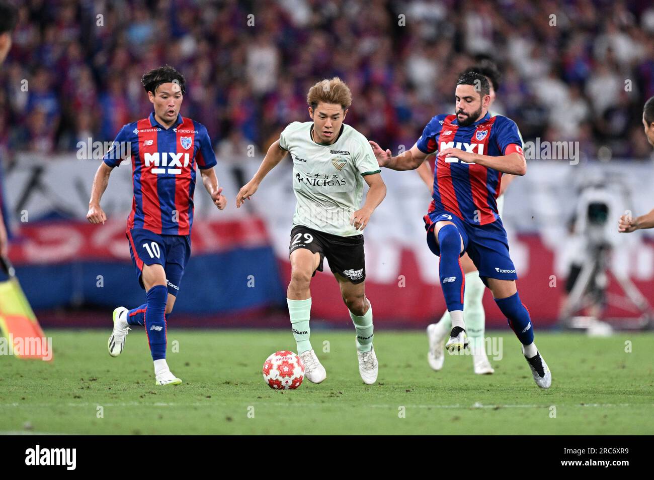 Tokio, Japan. Kredit: MATSUO. 12. Juli 2023. (L-R) Keigo Higashi (FC Tokio), Keito Kawamura ...