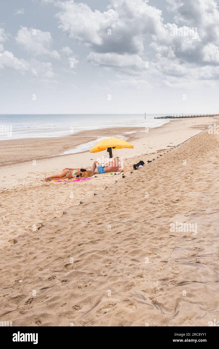 Frau sonnenbaden am strand von großbritannien -Fotos und -Bildmaterial ...