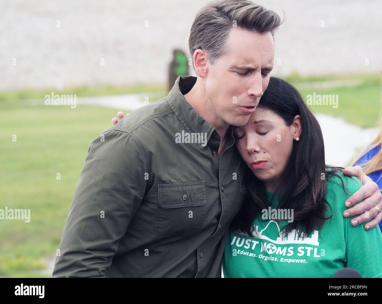 U.S. Sen. Josh Hawley umarmt die Mitbegründerin von STL Moms Dawn Chapman, nachdem er am ...