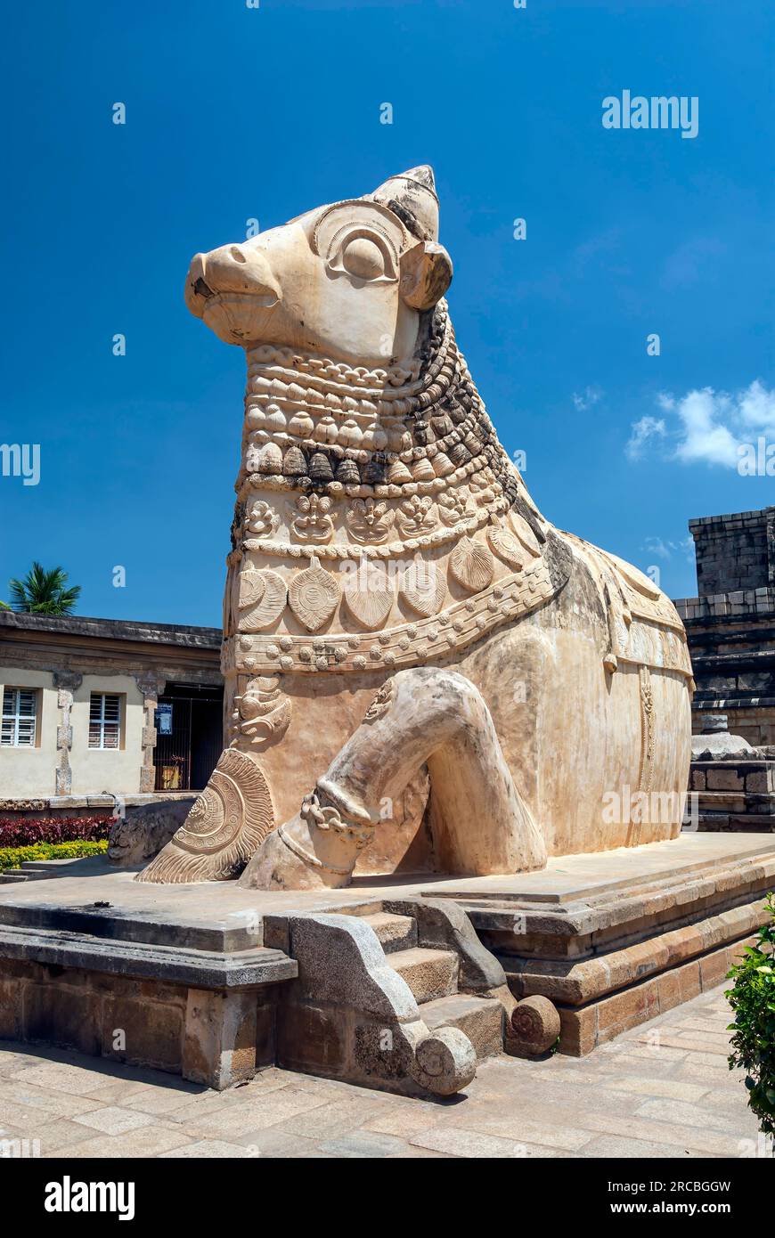 Statue nandi bull in temple -Fotos und -Bildmaterial in hoher Auflösung ...