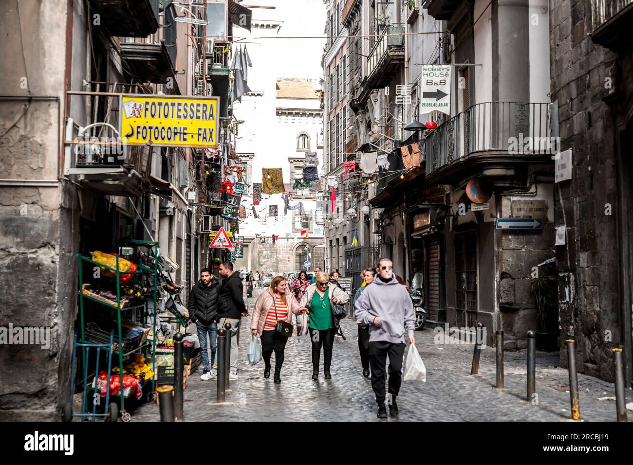Neapel, Italien - 10. April 2022: Via dei Tribunali ist eine belebte ...