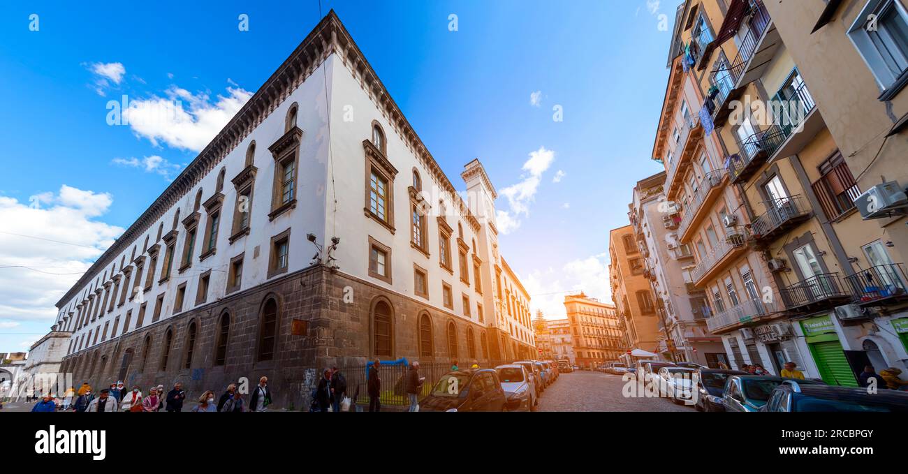 Neapel, Italien - 10. April 2022: Das Castel Capuano ist ein Schloss in ...