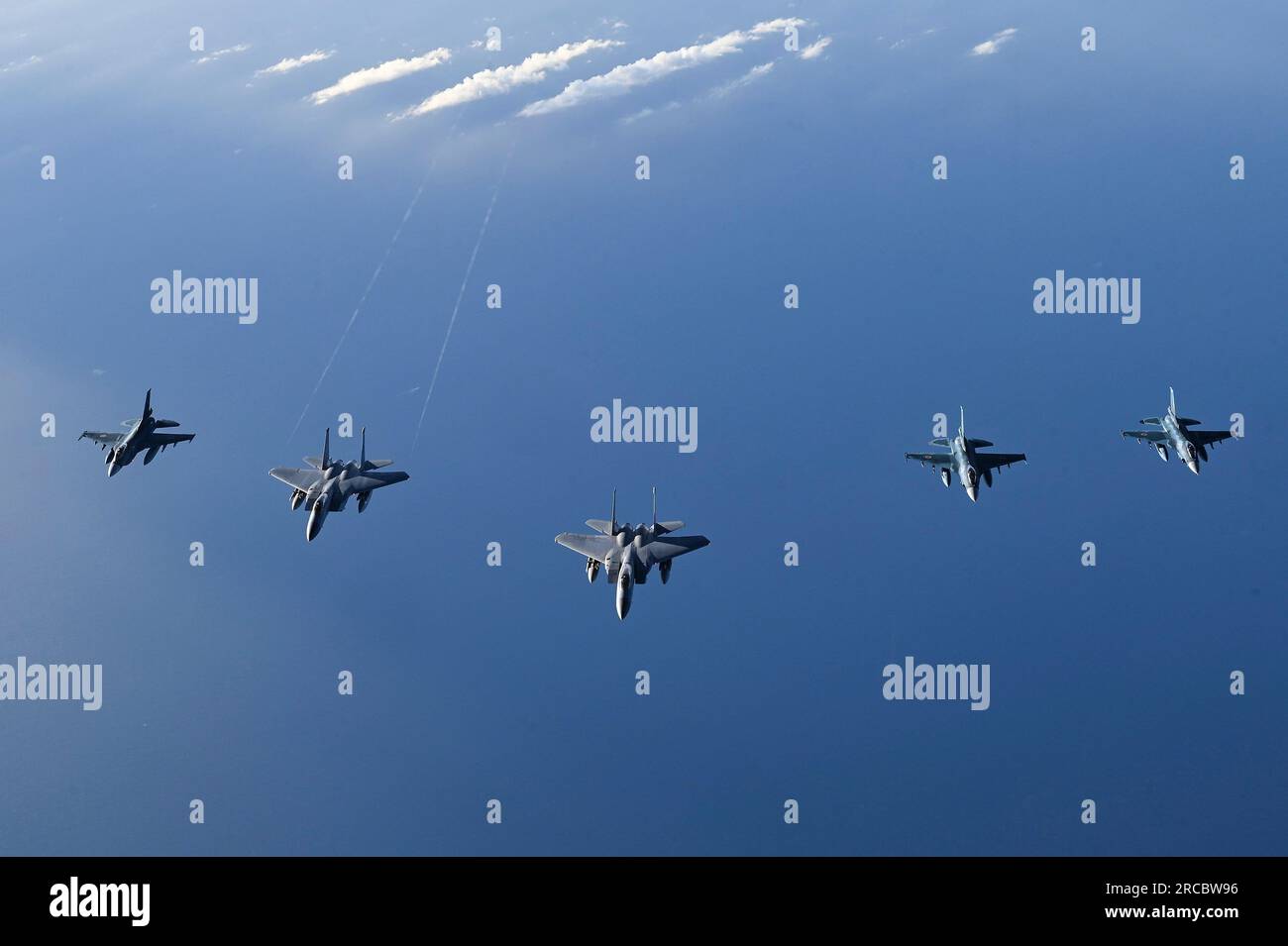 Japanisches Meer, Japan. 12. Juli 2023. USA Air Force F-15C Eagle Fighter Aircraft und Japanese ...