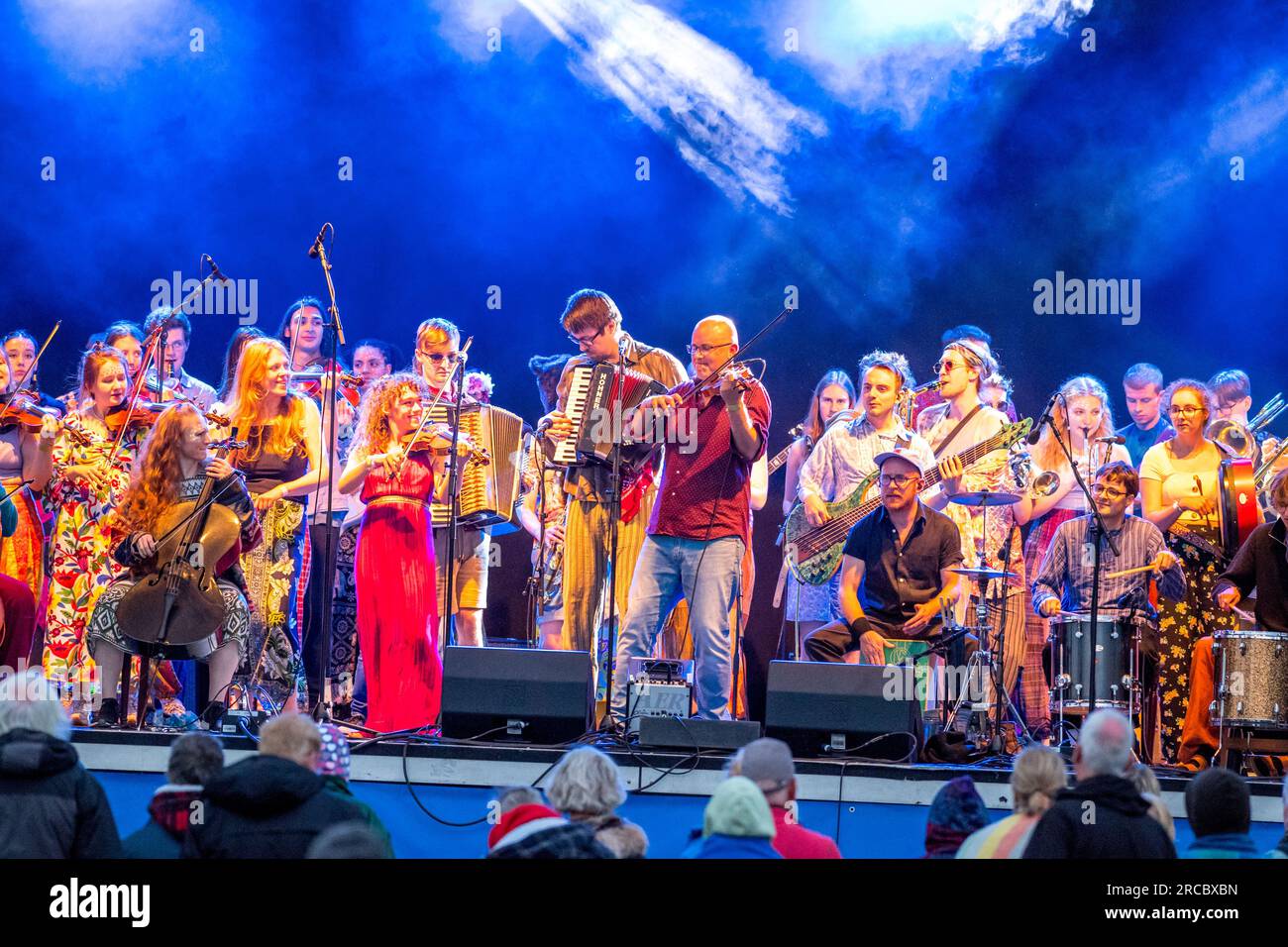Joe Broughtons Conservatoire Folk Ensemble, 50-köpfige Band, die live ...