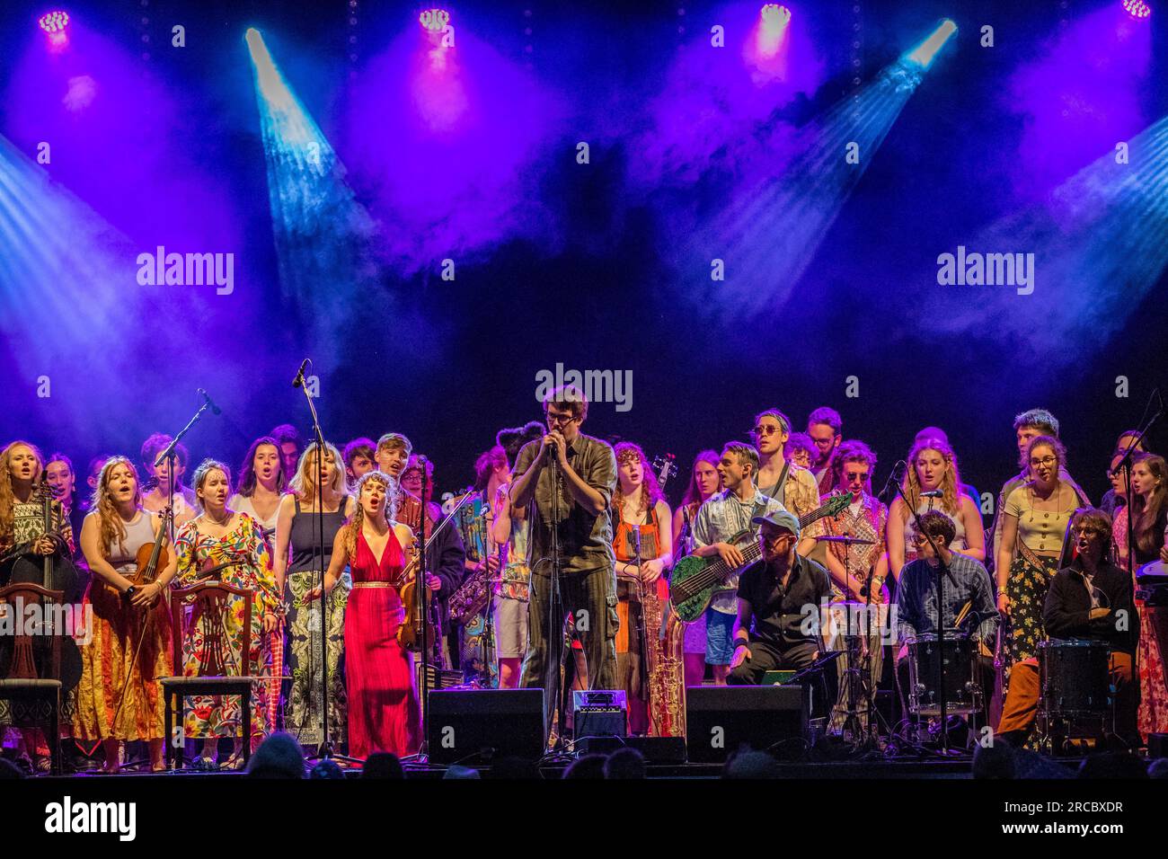 Joe Broughtons Conservatoire Folk Ensemble, 50-köpfige Band, die live ...