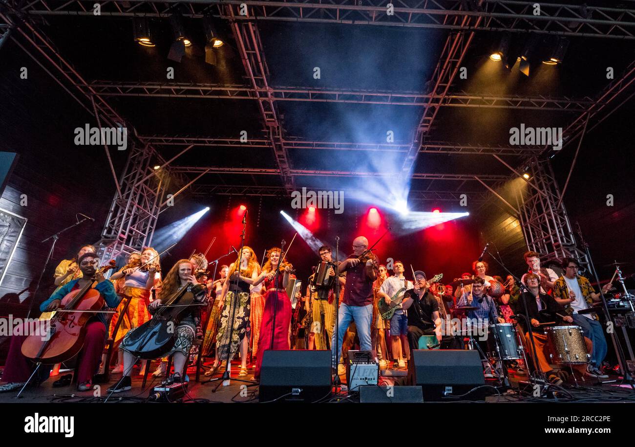 Joe Broughtons Conservatoire Folk Ensemble, 50-köpfige Band, die live ...
