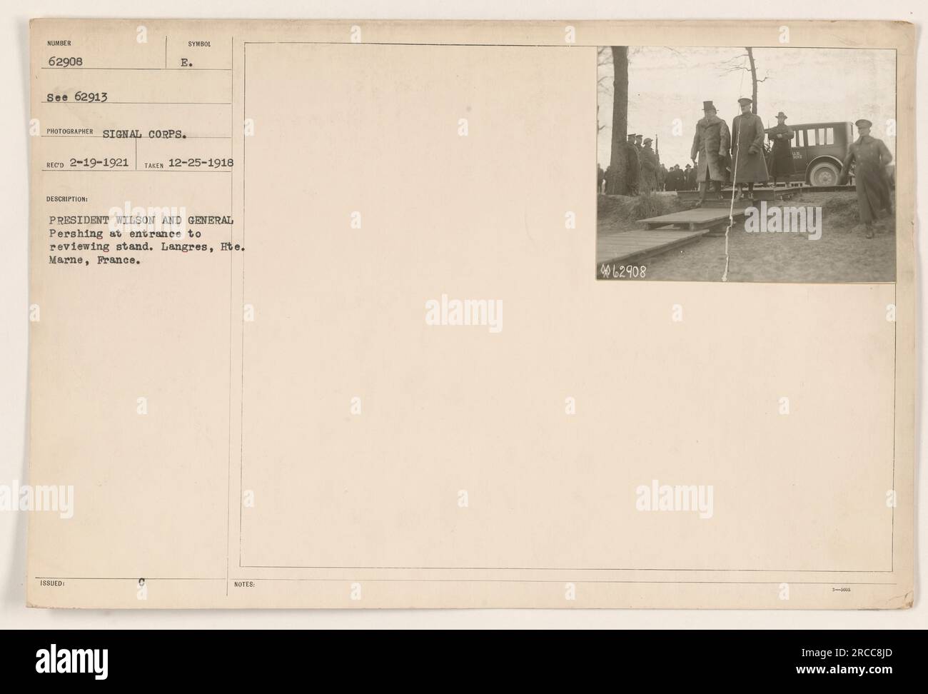 Präsident Wilson und General Pershing stehen am Eingang zu einem ...