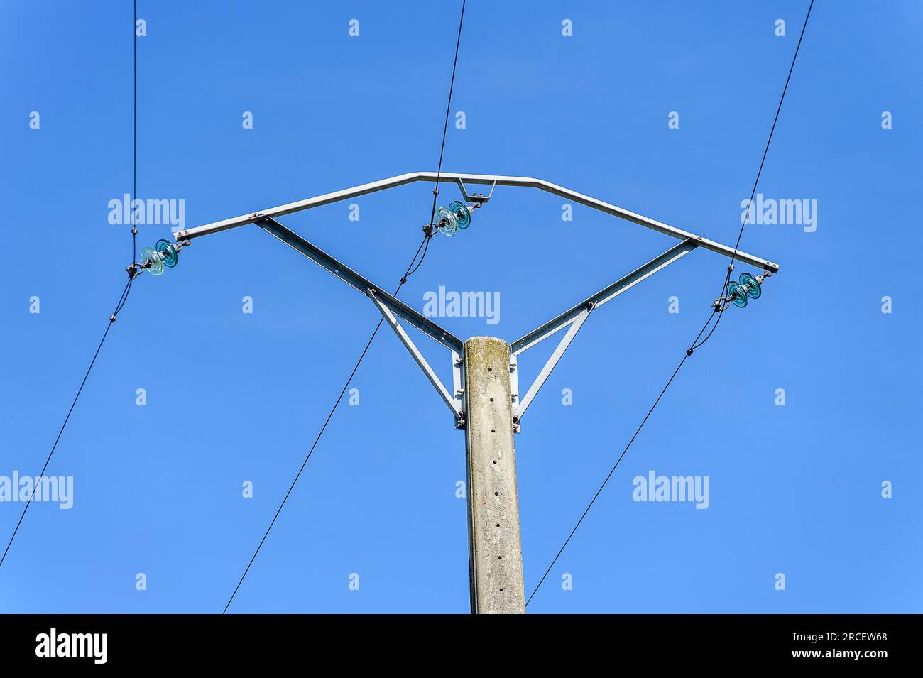 Poteaux Electriques en beton. Transport d'energie sur cable electriques ...